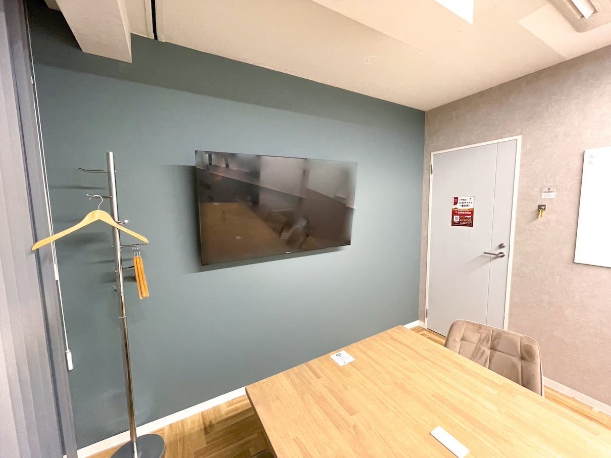 【完全個室 l 日当たり良好/オンライン会議やリモートワーク最適環境】ワンコイン会議室新橋　新橋駅直結605号室内　ベル会議室の写真2