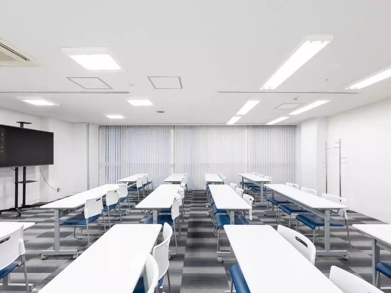 ワンコイン会議室新橋　新橋駅直結　605号室内　ダ・ヴィンチ大会議室 70inc 4k モニター導入！の写真10