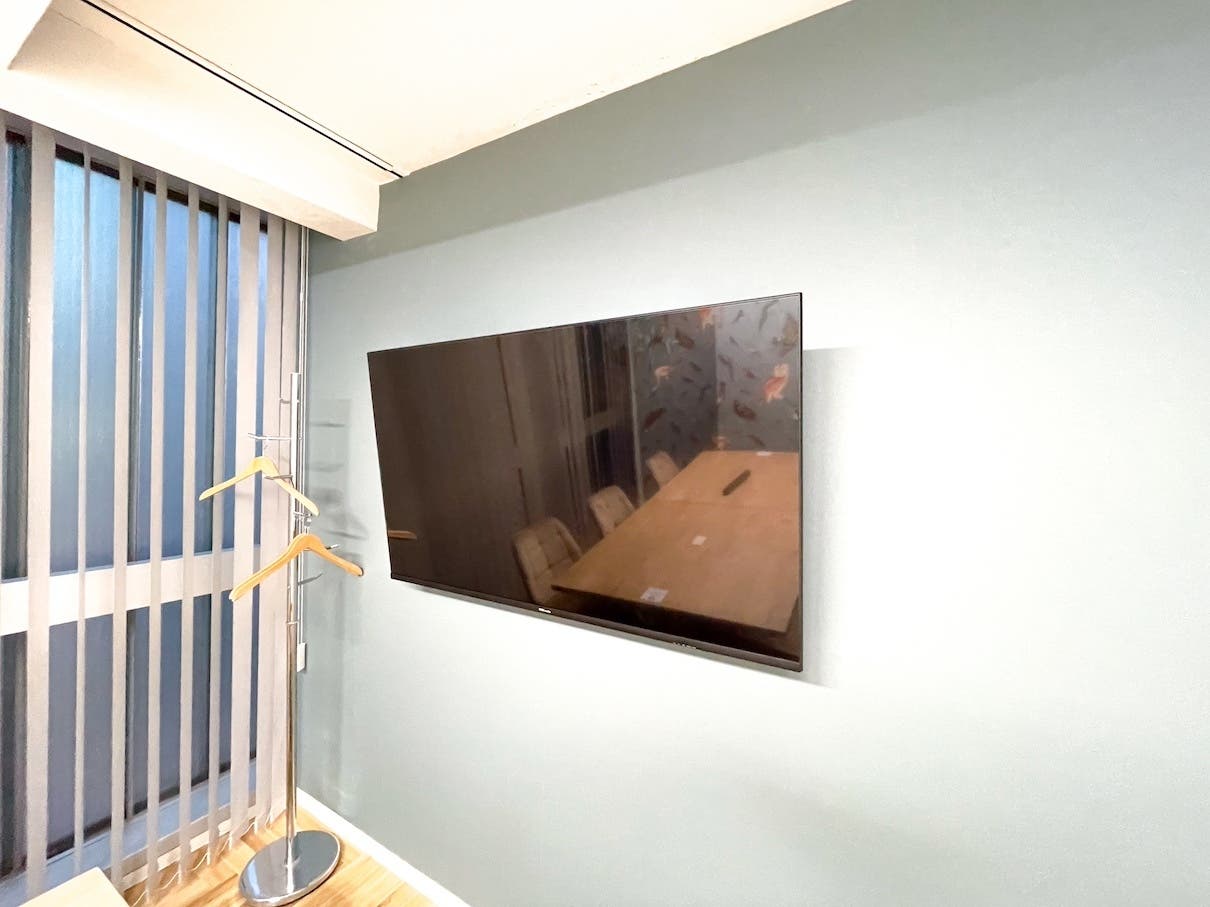 【完全個室 l 日当たり良好/オンライン会議やリモートワーク最適環境】ワンコイン会議室新橋　新橋駅直結605号室内　ベル会議室の写真3