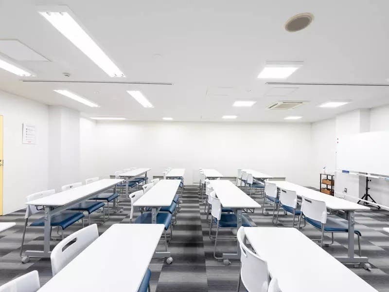 ワンコイン会議室新橋　新橋駅直結　605号室内　ダ・ヴィンチ大会議室 70inc 4k モニター導入！の写真11