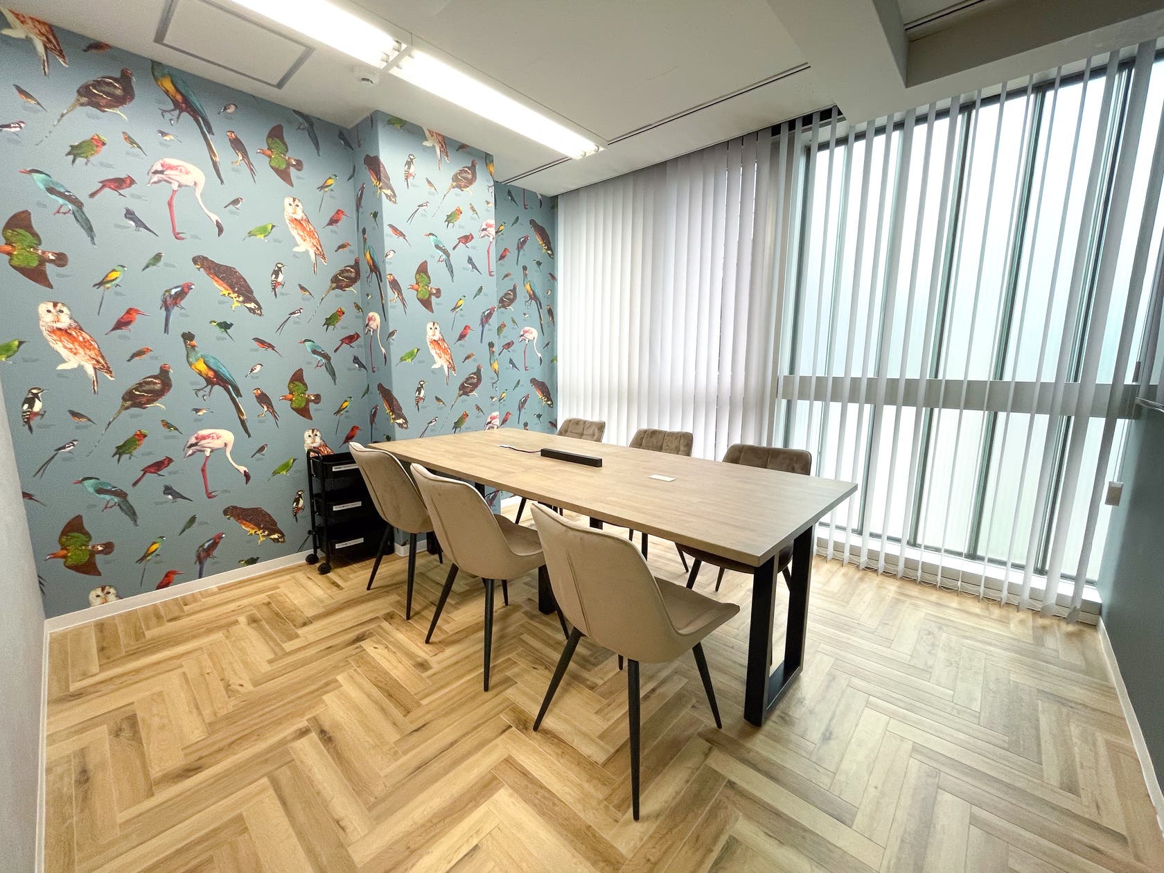 【完全個室 l 日当たり良好/オンライン会議やリモートワーク最適環境】ワンコイン会議室新橋　新橋駅直結605号室内　ベル会議室の写真4