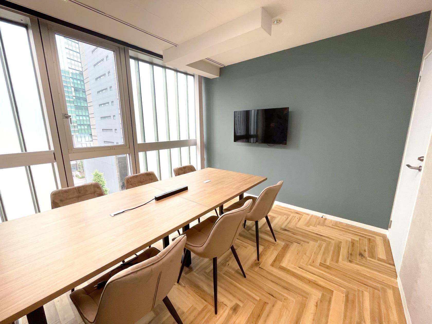 【完全個室 l 日当たり良好/オンライン会議やリモートワーク最適環境】ワンコイン会議室新橋　新橋駅直結605号室内　ベル会議室の写真5
