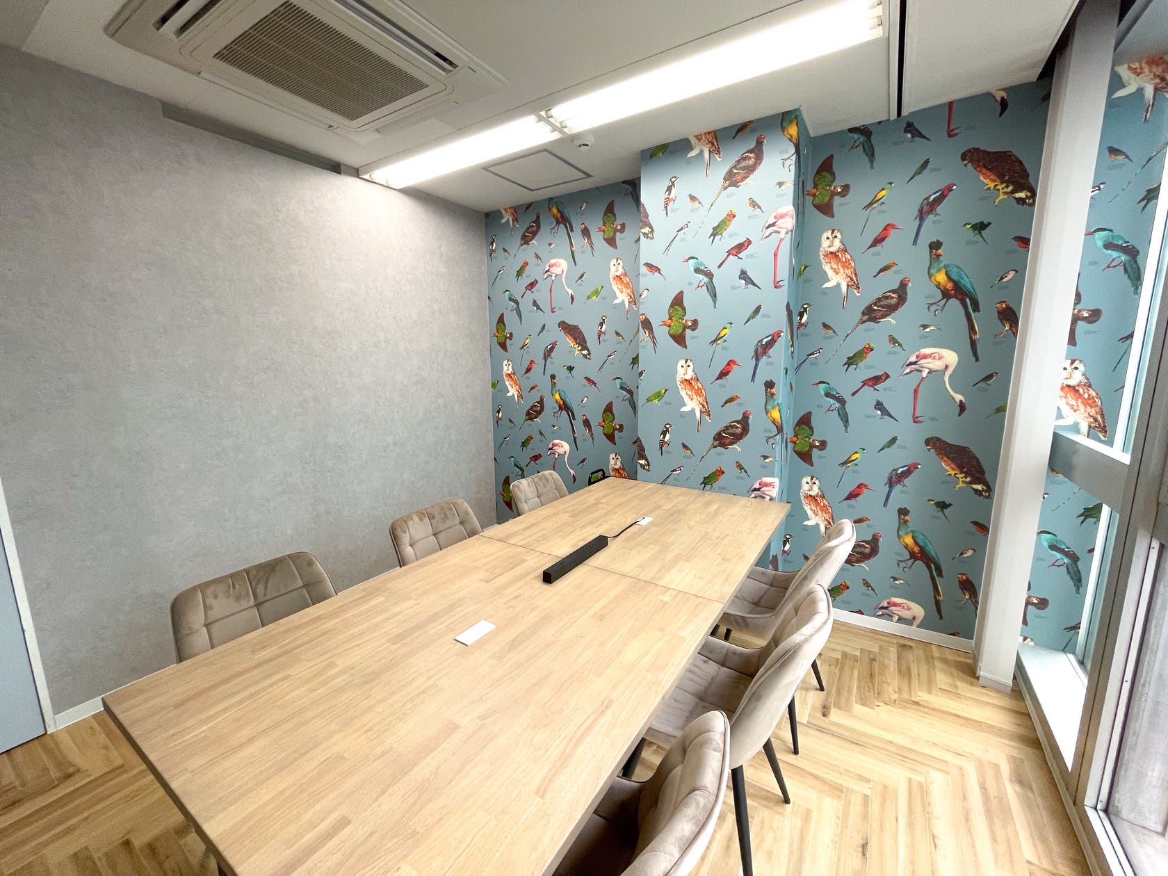 【完全個室 l 日当たり良好/オンライン会議やリモートワーク最適環境】ワンコイン会議室新橋　新橋駅直結605号室内　ベル会議室の写真6