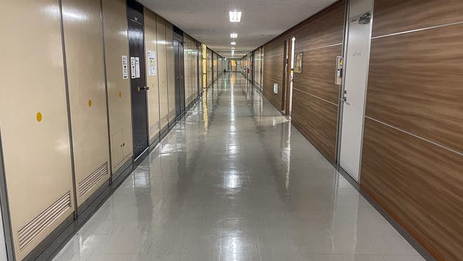 ワンコイン会議室新橋 新橋駅直結 605号室内 ダ・ヴィンチ大会議室 70inc 4k モニター導入!の写真14