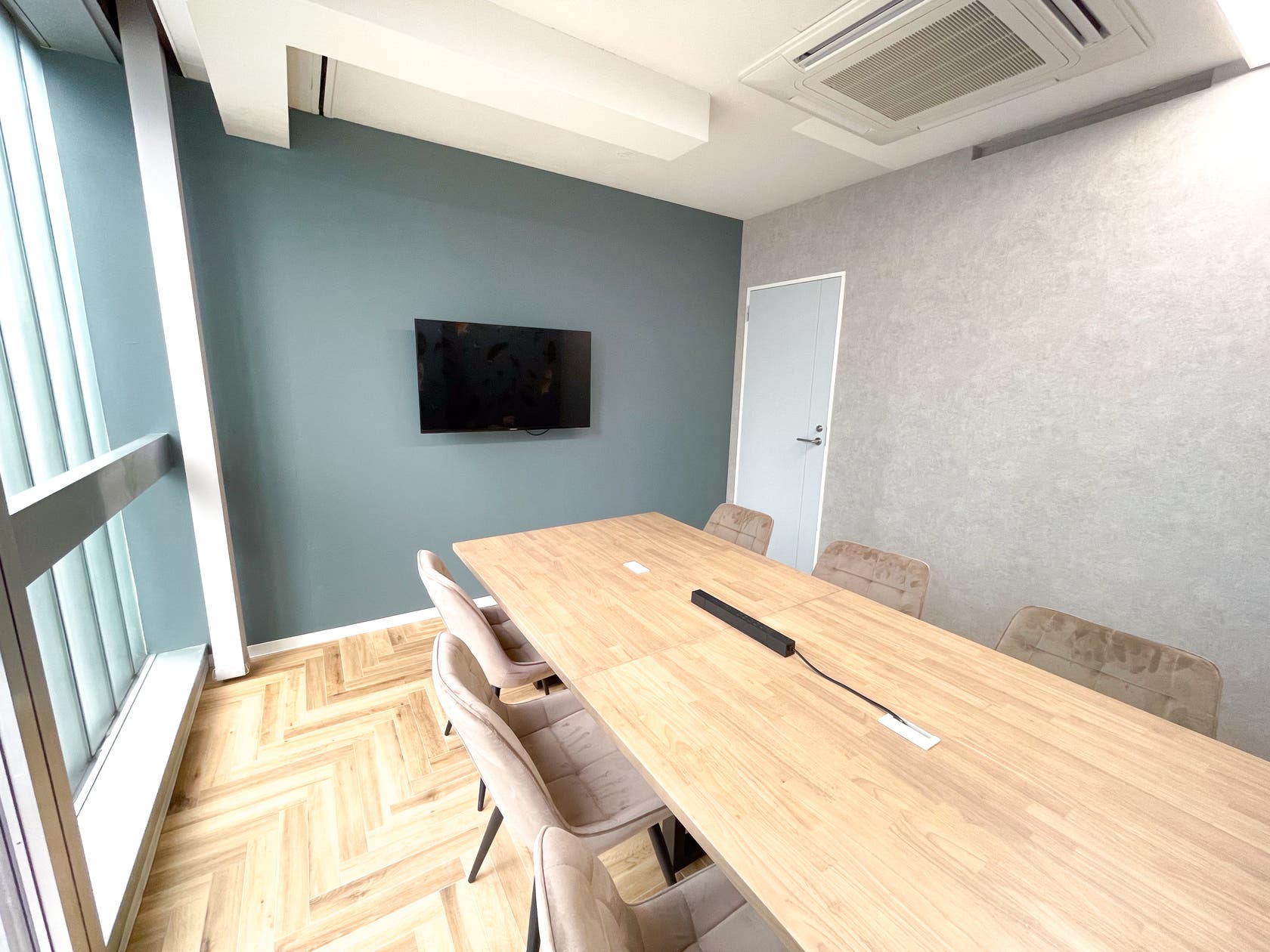 【完全個室 l 日当たり良好/オンライン会議やリモートワーク最適環境】ワンコイン会議室新橋　新橋駅直結605号室内　ベル会議室の写真7