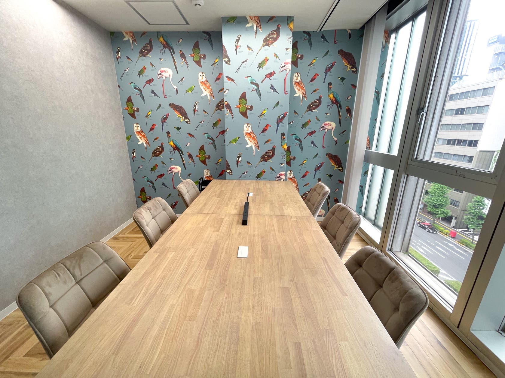 【完全個室 l 日当たり良好/オンライン会議やリモートワーク最適環境】ワンコイン会議室新橋　新橋駅直結605号室内　ベル会議室の写真8