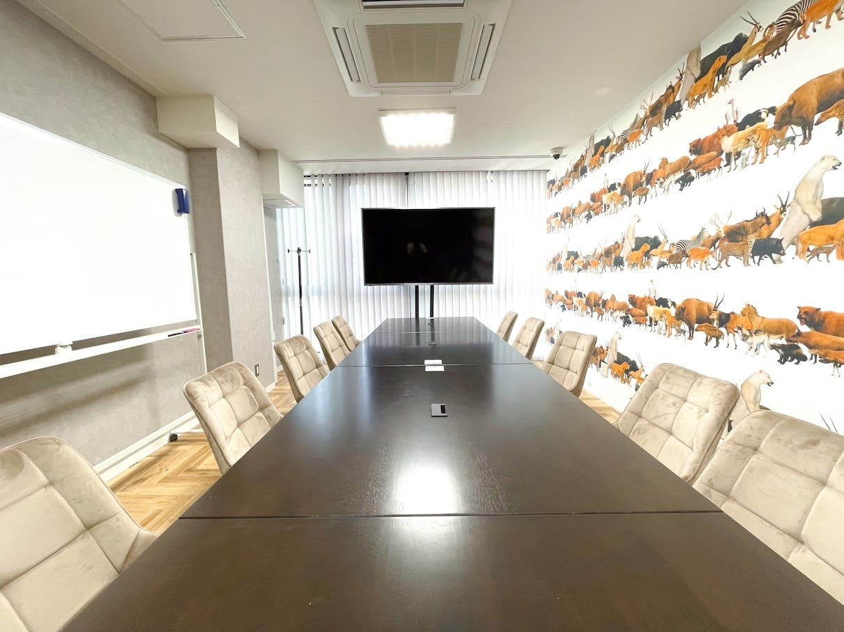 〈駅直結！新橋駅徒歩0分｜最大12名〉ビジネス、セミナー利用に最適！ワンコイン会議室 新橋｜ルーム『ライト』の写真1