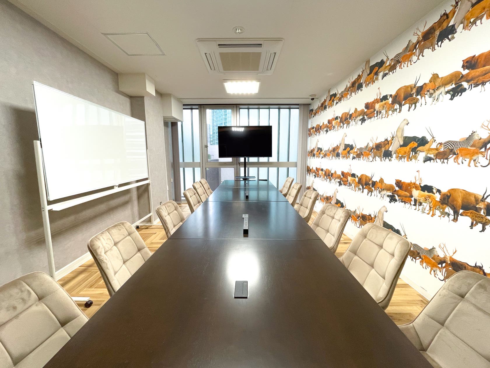 〈駅直結！新橋駅徒歩0分｜最大12名〉ビジネス、セミナー利用に最適！ワンコイン会議室 新橋｜ルーム『ライト』の写真6