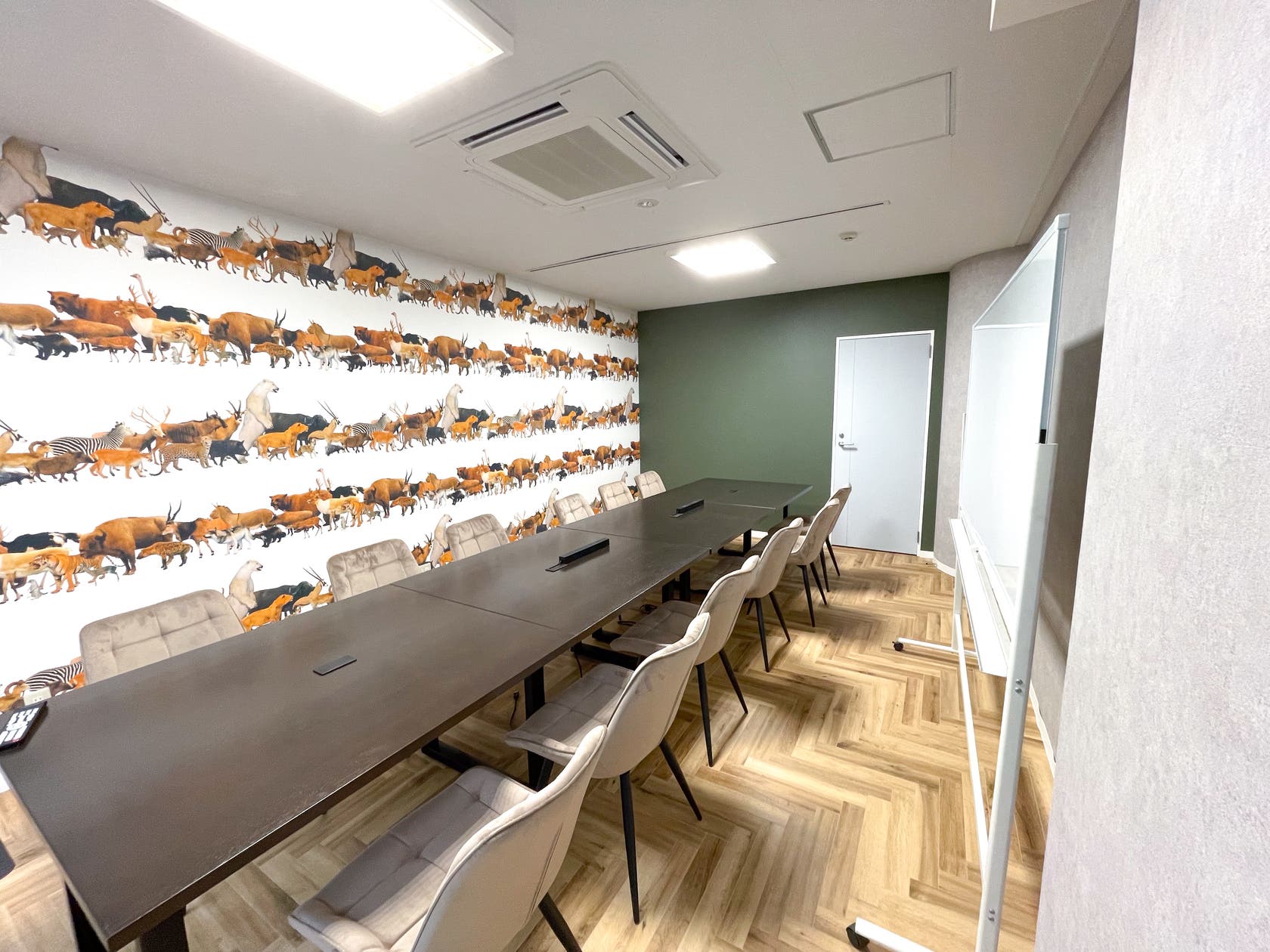 〈駅直結！新橋駅徒歩0分｜最大12名〉ビジネス、セミナー利用に最適！ワンコイン会議室 新橋｜ルーム『ライト』の写真9