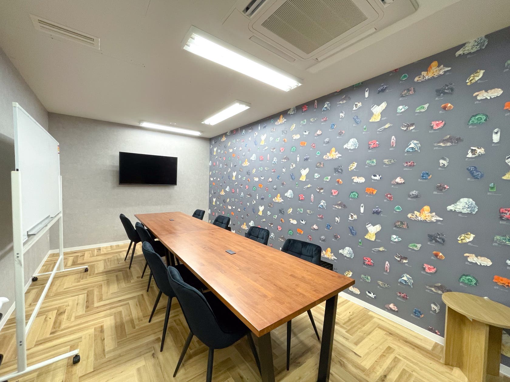 〈駅直結！新橋駅徒歩0分｜最大8名〉ビジネス利用に最適！ワンコイン会議室 新橋｜『ニュートン』旧A-13の写真6