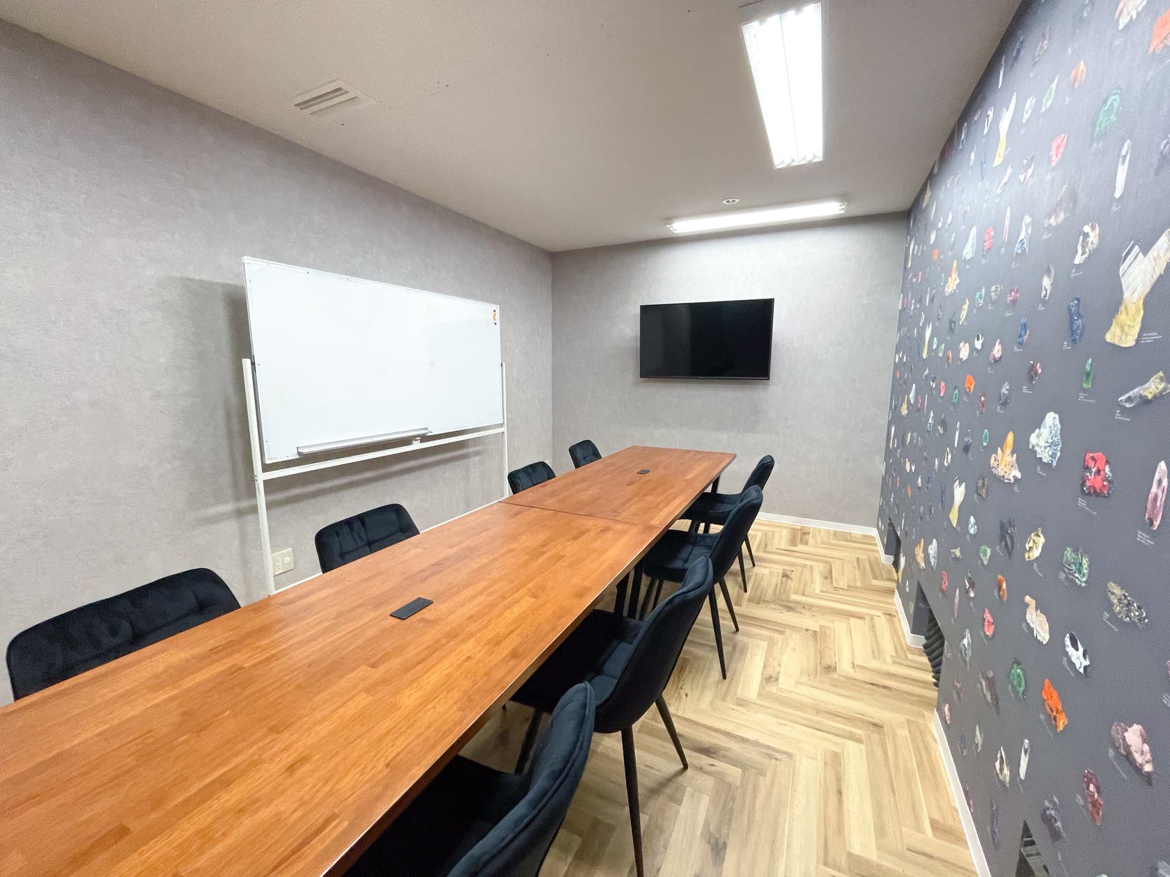 〈駅直結！新橋駅徒歩0分｜最大8名〉ビジネス利用に最適！ワンコイン会議室 新橋｜『ニュートン』旧A-13の写真7