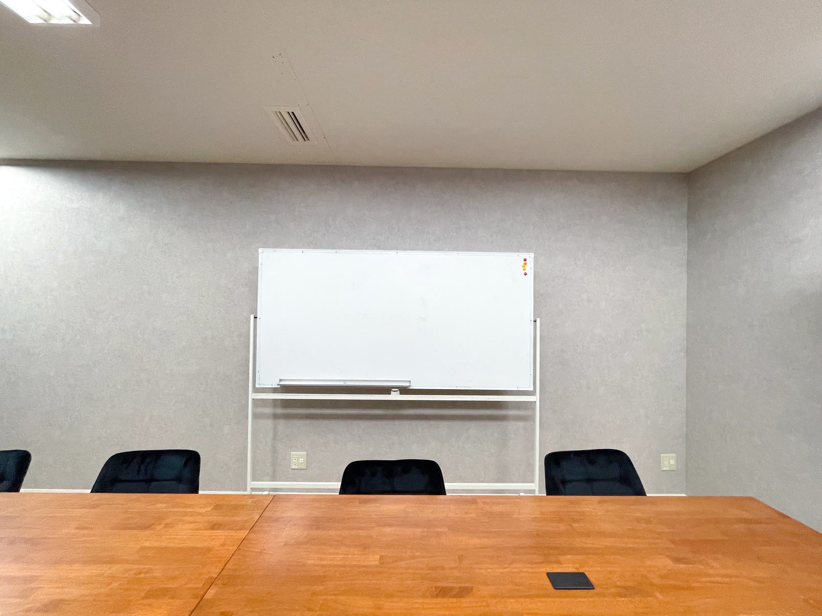 〈駅直結！新橋駅徒歩0分｜最大8名〉ビジネス利用に最適！ワンコイン会議室 新橋｜『ニュートン』旧A-13の写真9