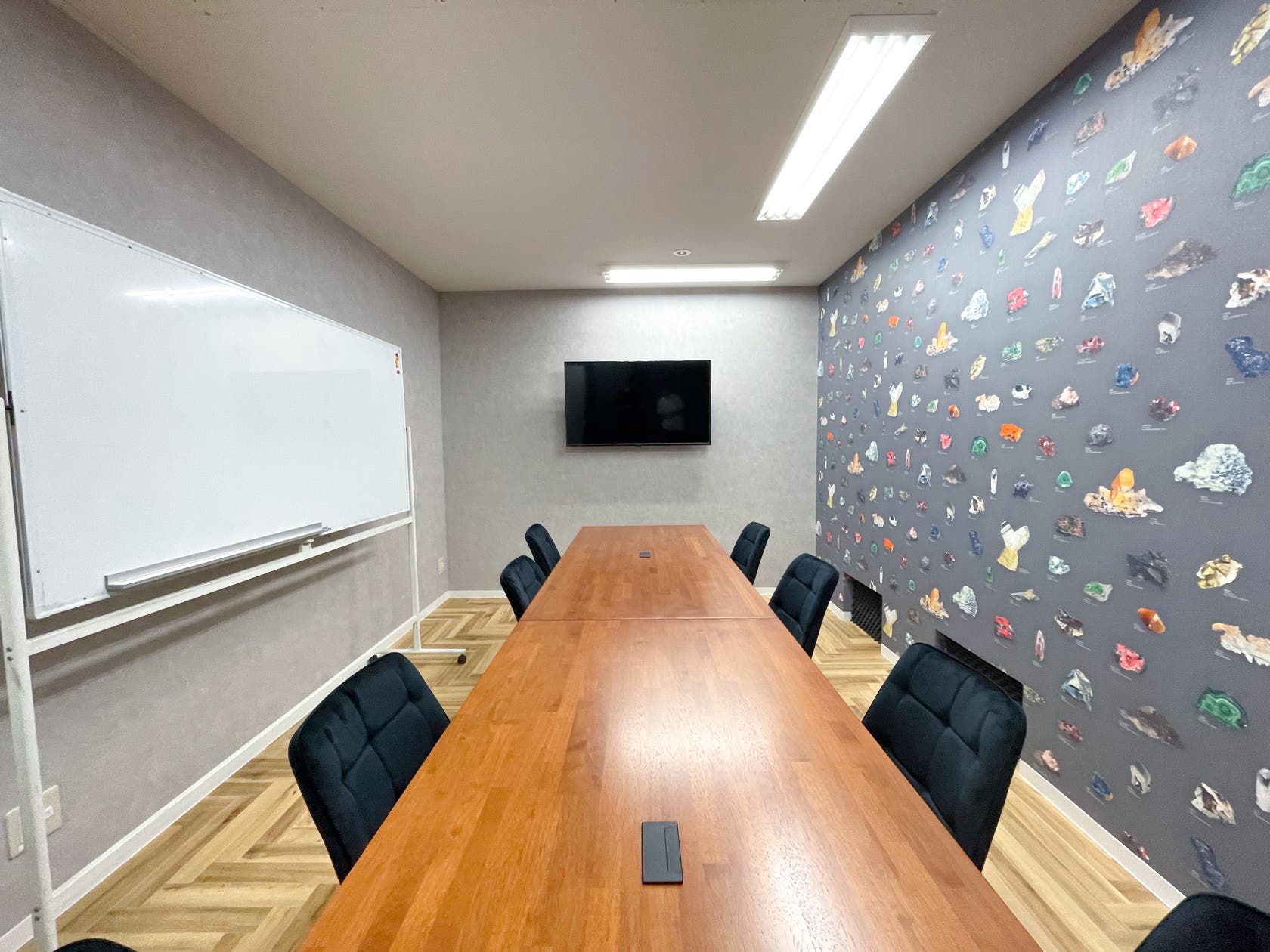 〈駅直結！新橋駅徒歩0分｜最大8名〉ビジネス利用に最適！ワンコイン会議室 新橋｜『ニュートン』旧A-13の写真10