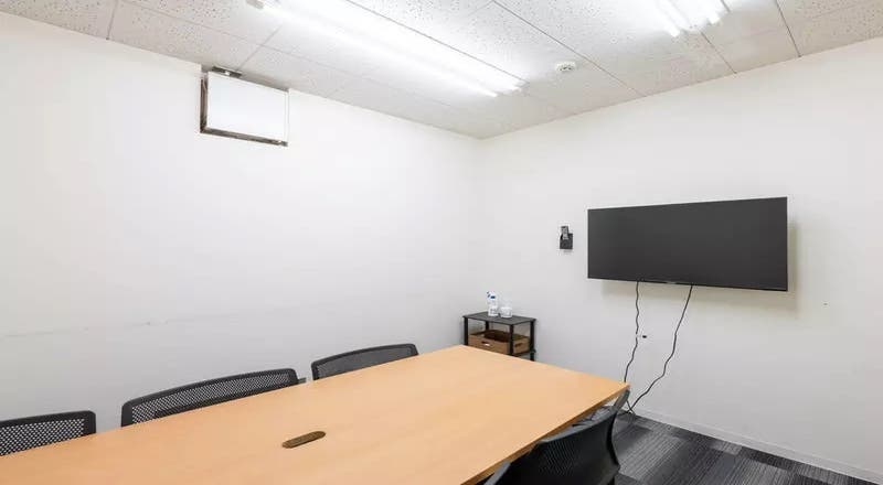 ワンコイン会議室 新橋 | B-01 新橋駅直結の会議室！落ち着いた個室 l ZOOM会議やリモートワーク最適環境！
