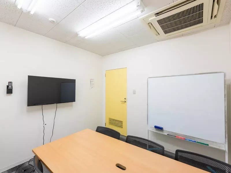 ワンコイン会議室 新橋 | B-01 新橋駅直結の会議室！落ち着いた個室 l ZOOM会議やリモートワーク最適環境！の写真4