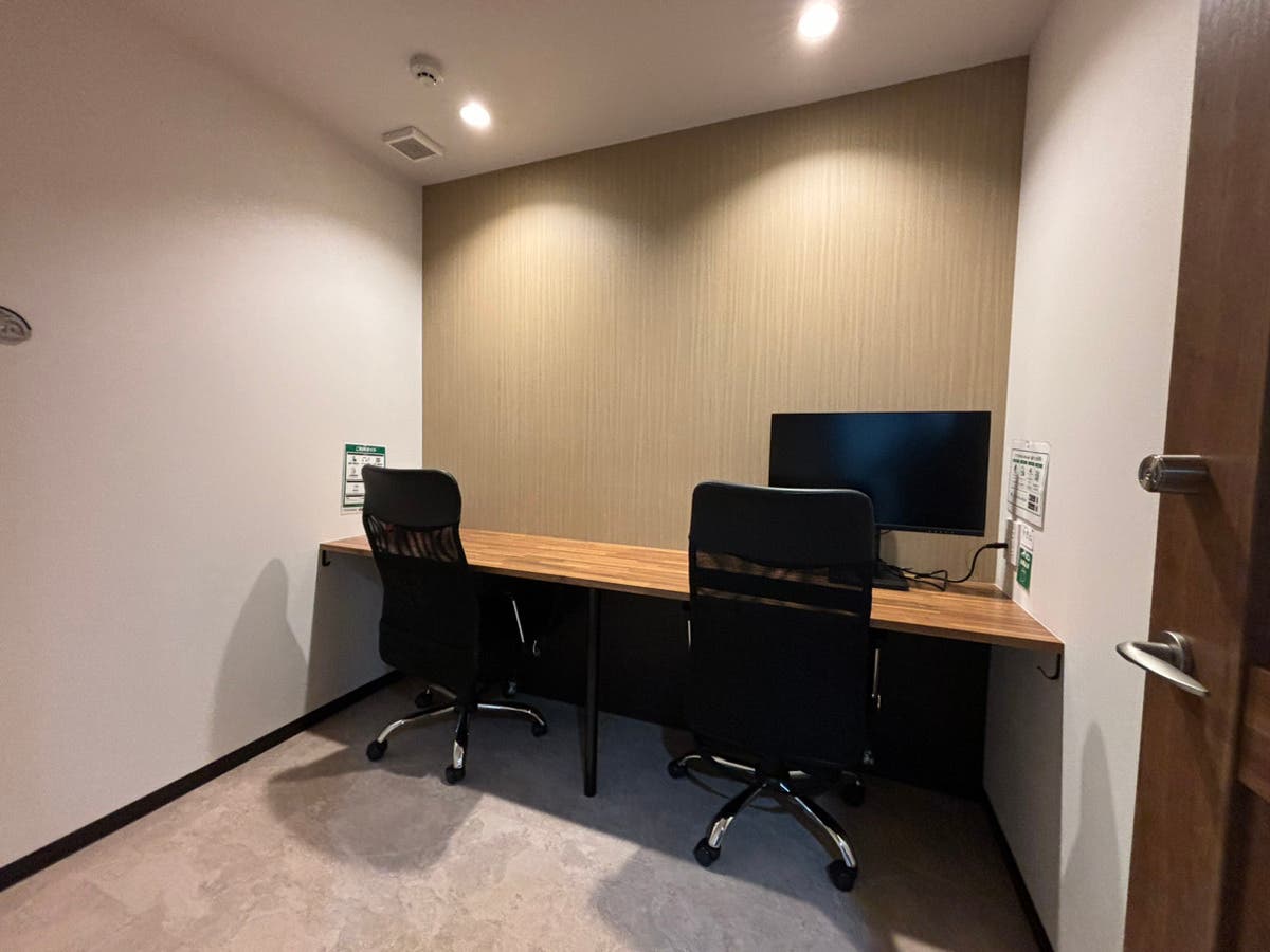 【¥880/1時間！中野駅から徒歩1分】モニター・フリードリンク付き2名個室（ブース15）※予約時間前は入室不可の写真1