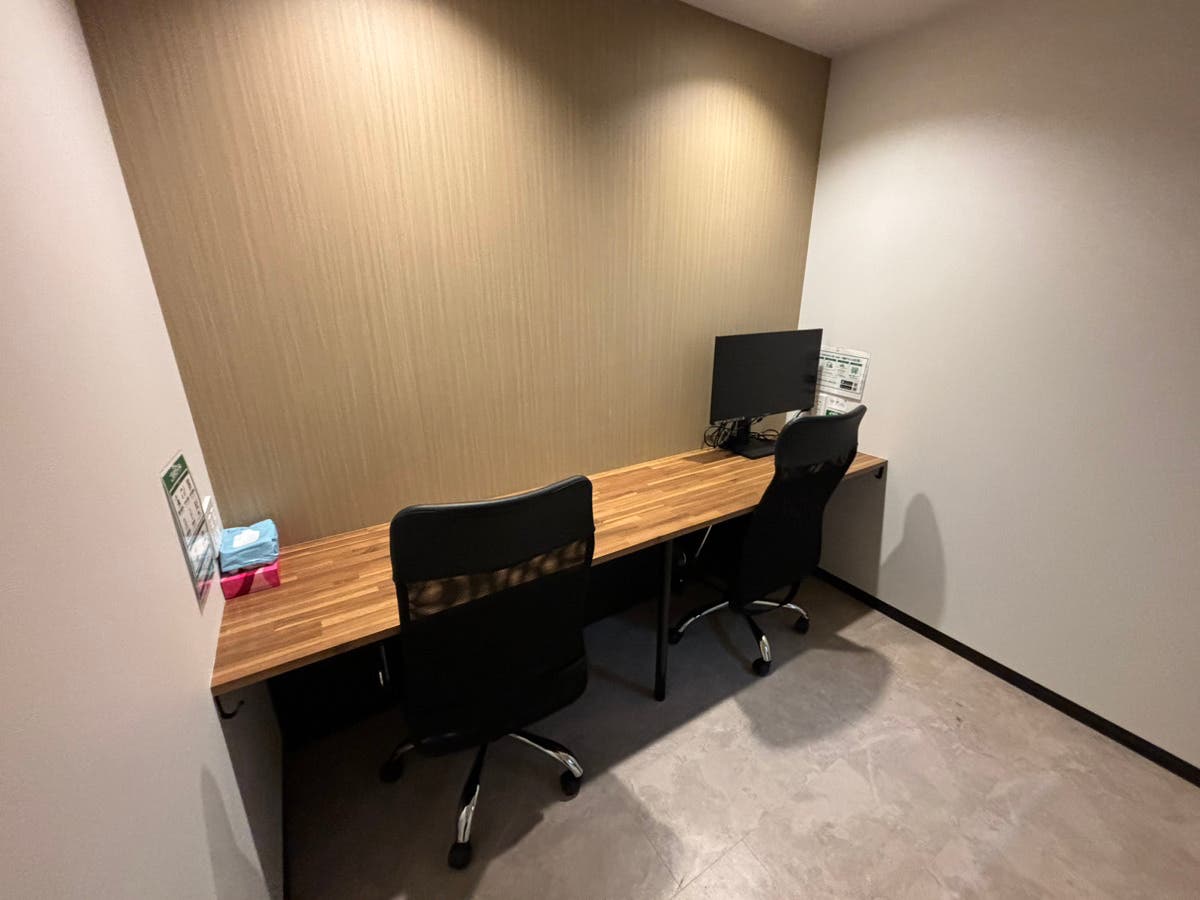 【¥880/1時間！中野駅から徒歩1分】モニター・フリードリンク付き2名個室（ブース15）※予約時間前は入室不可の写真2