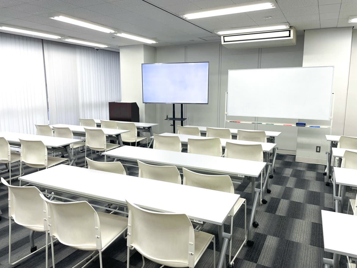 ワンコイン会議室新橋 新橋駅直結セミナールーム 『65インチ4Kモニター / 100インチ相当 プロジェクター導入！』の写真1