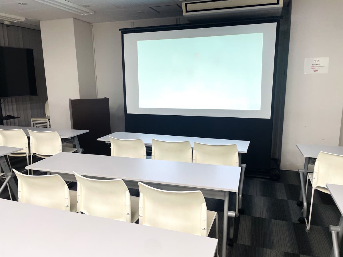 ワンコイン会議室新橋 新橋駅直結セミナールーム 『65インチ4Kモニター / 100インチ相当 プロジェクター導入！』の写真2