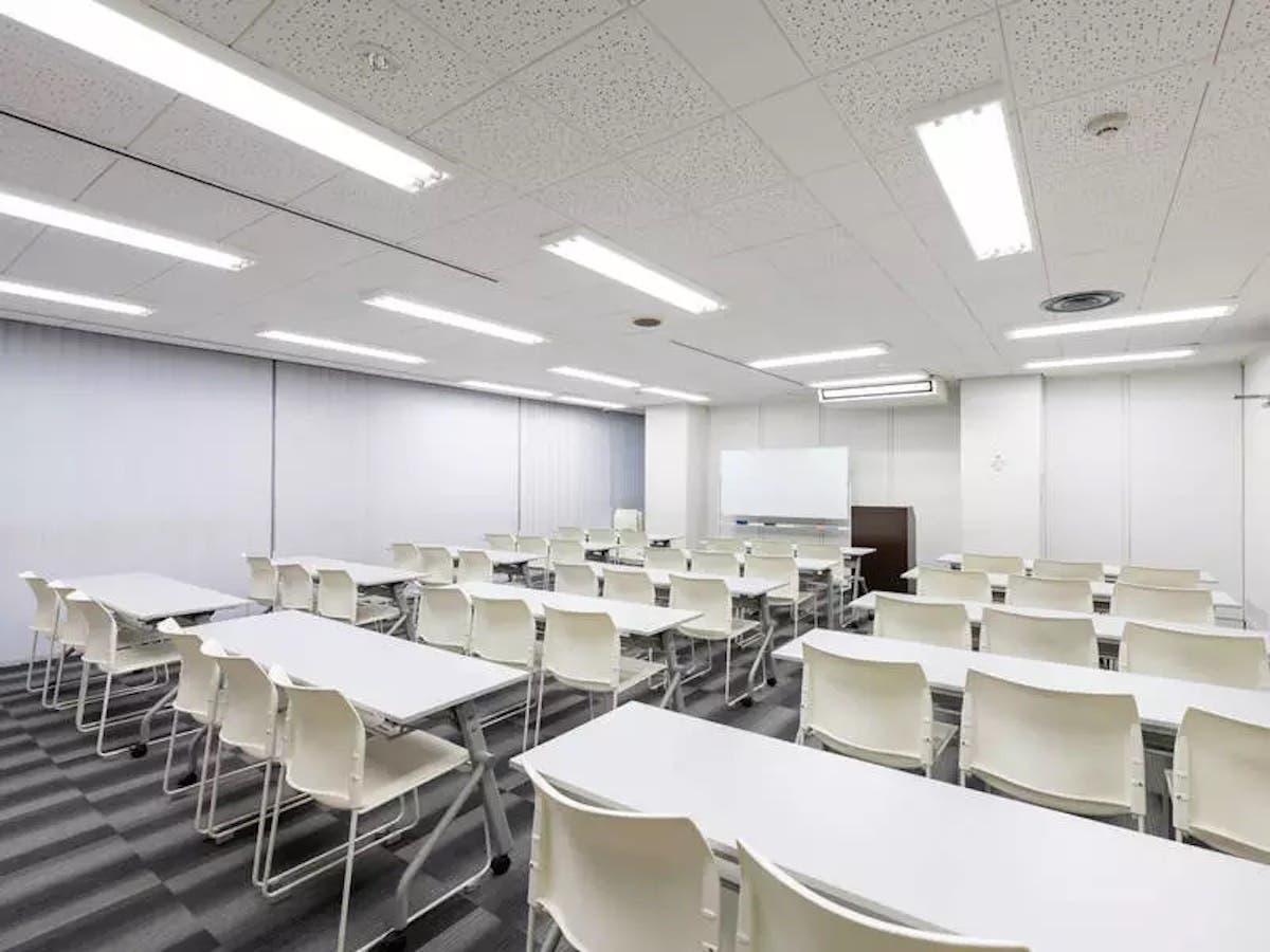 ワンコイン会議室新橋 新橋駅直結セミナールーム 『65インチ4Kモニター / 100インチ相当 プロジェクター導入！』の写真3