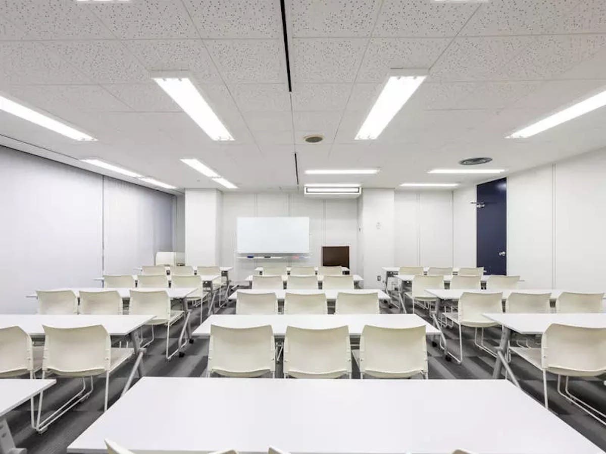 ワンコイン会議室新橋 新橋駅直結セミナールーム 『65インチ4Kモニター / 100インチ相当 プロジェクター導入！』の写真4