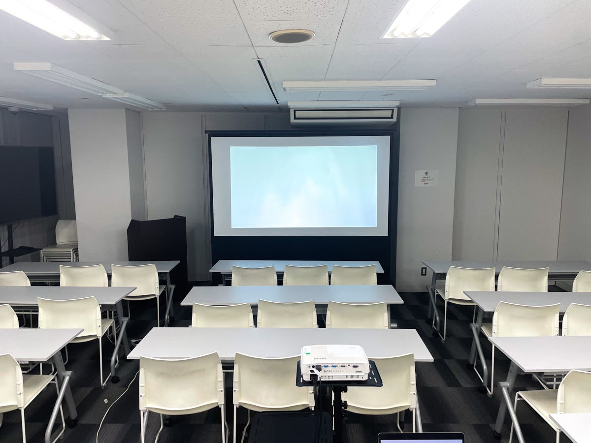 ワンコイン会議室新橋 新橋駅直結セミナールーム 『65インチ4Kモニター / 100インチ相当 プロジェクター導入！』の写真6