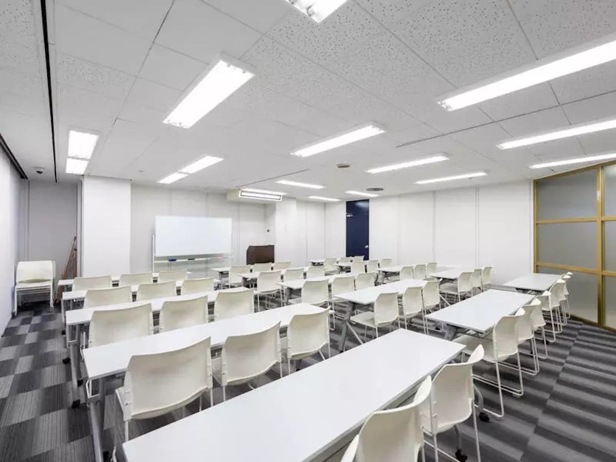 ワンコイン会議室新橋 新橋駅直結セミナールーム 『65インチ4Kモニター / 100インチ相当 プロジェクター導入！』の写真7