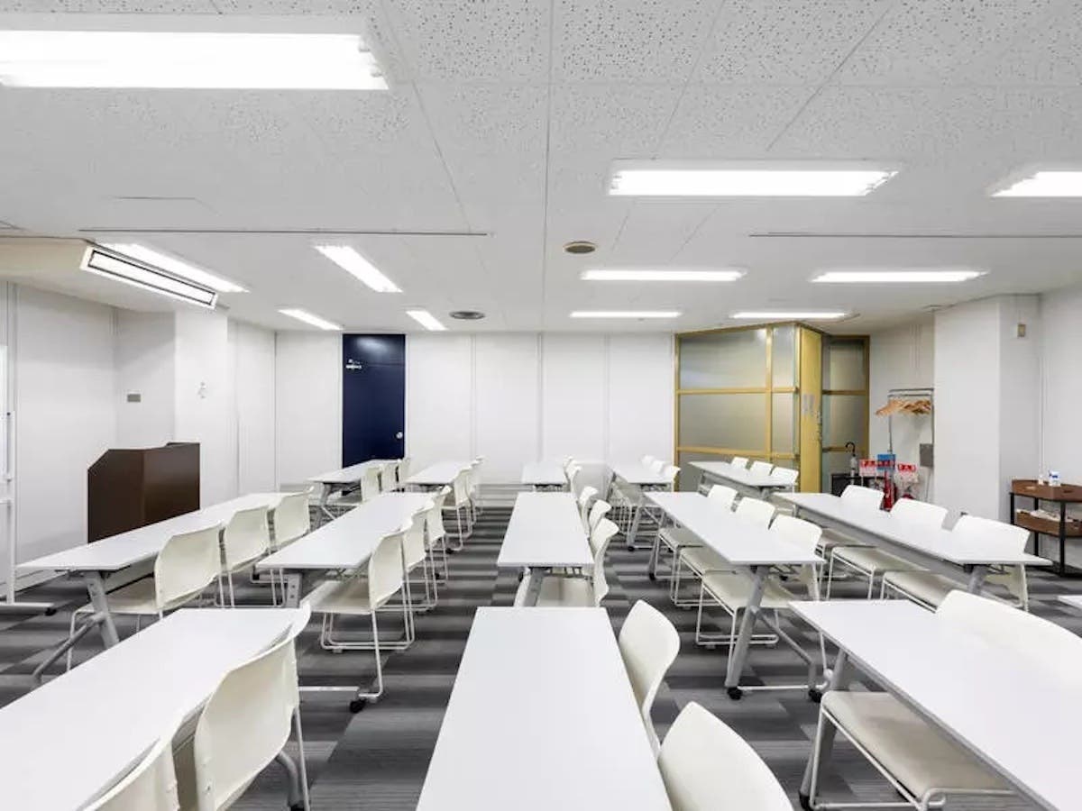 ワンコイン会議室新橋 新橋駅直結セミナールーム 『65インチ4Kモニター / 100インチ相当 プロジェクター導入！』の写真8