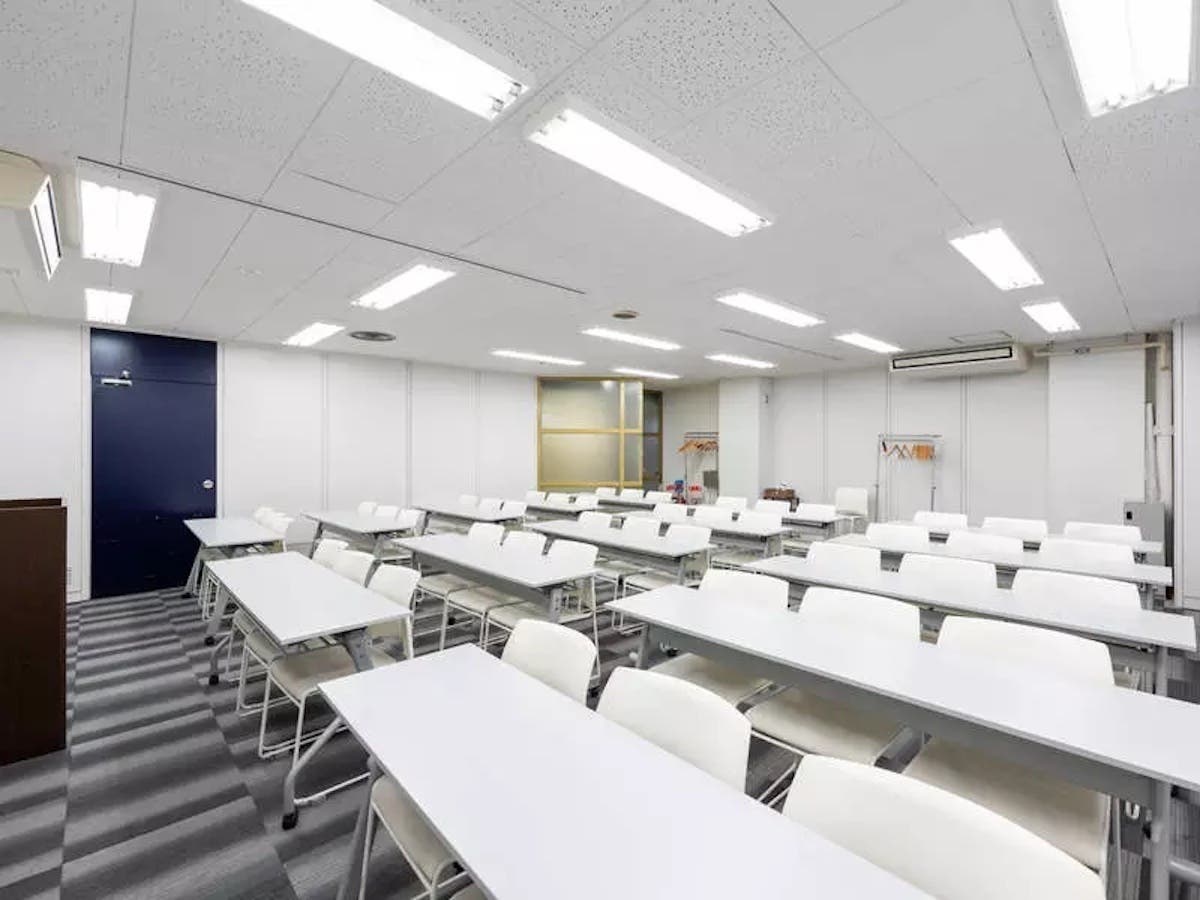 ワンコイン会議室新橋 新橋駅直結セミナールーム 『65インチ4Kモニター / 100インチ相当 プロジェクター導入！』の写真9