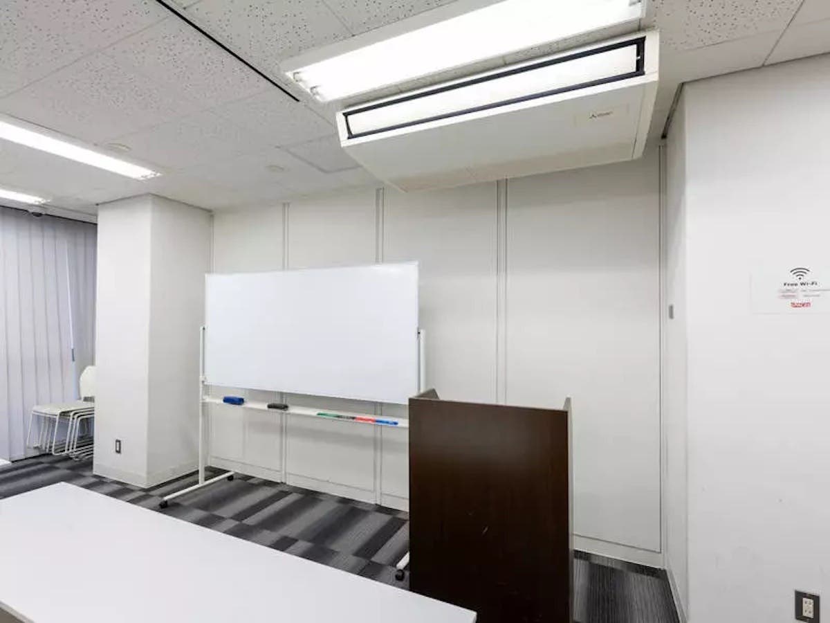 ワンコイン会議室新橋 新橋駅直結セミナールーム 『65インチ4Kモニター / 100インチ相当 プロジェクター導入！』の写真16