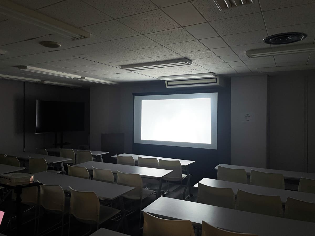 ワンコイン会議室新橋 新橋駅直結セミナールーム 『65インチ4Kモニター / 100インチ相当 プロジェクター導入！』の写真17