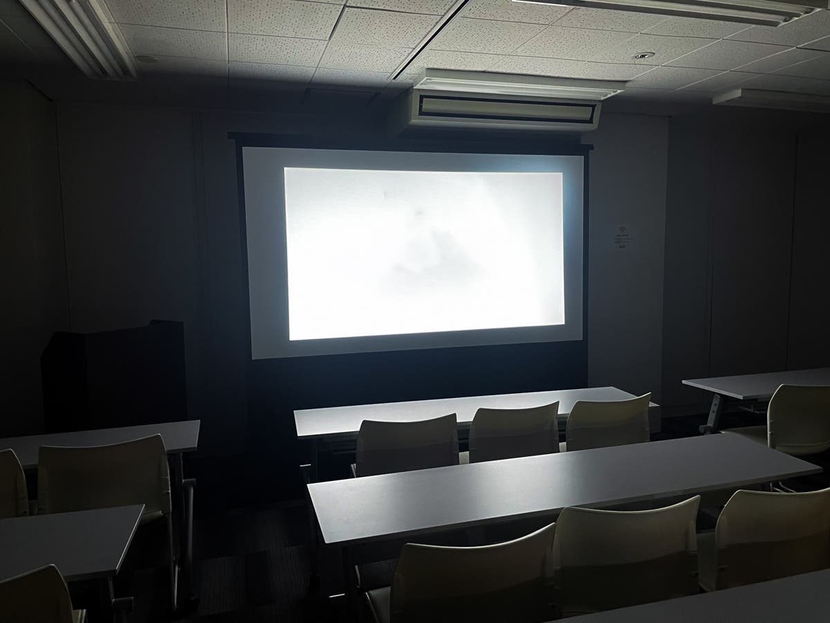 ワンコイン会議室新橋 新橋駅直結セミナールーム 『65インチ4Kモニター / 100インチ相当 プロジェクター導入！』の写真18