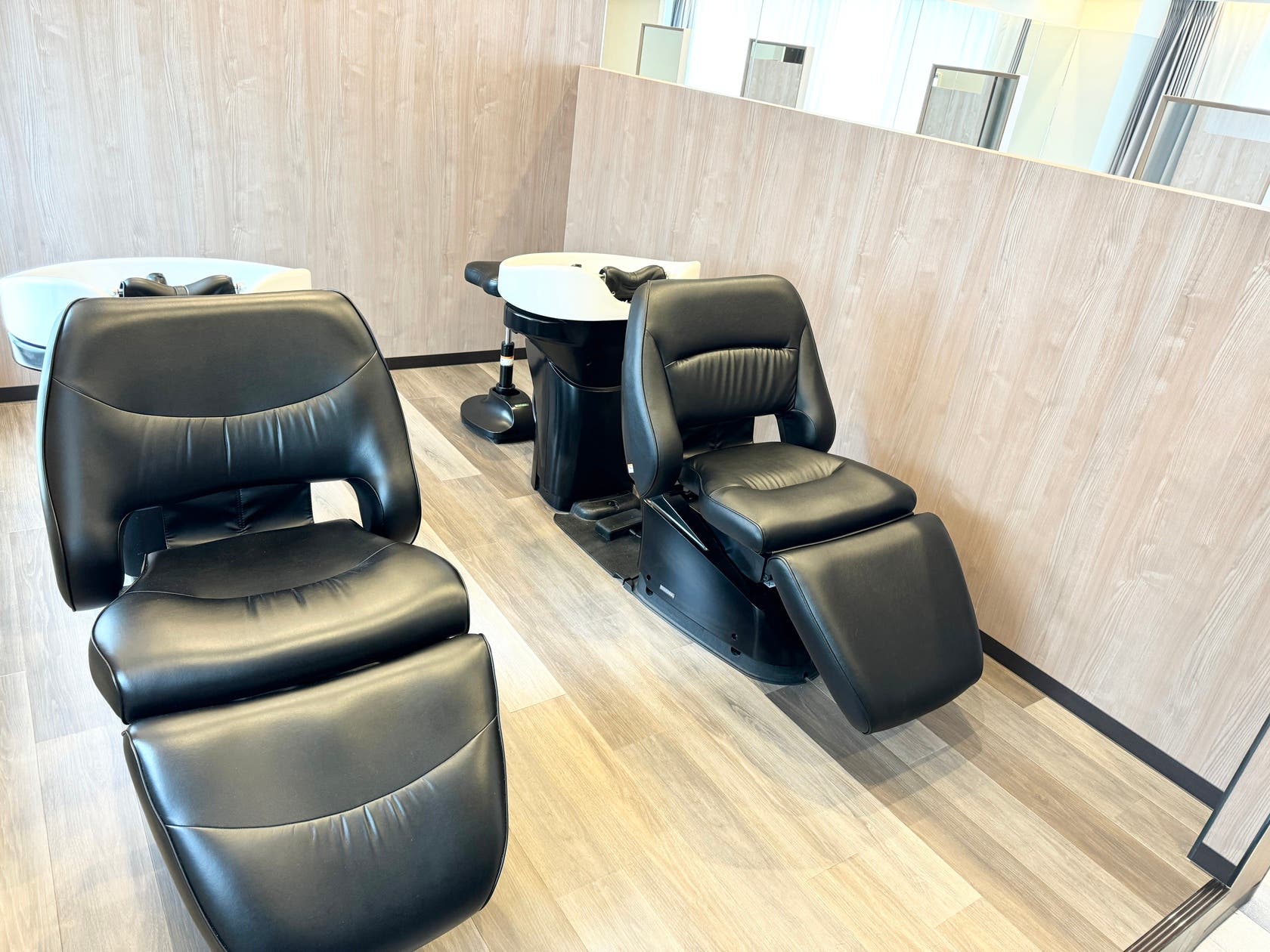 カットオープン席★東新宿駅徒歩５分/新宿３丁目駅徒歩３分の好立地♪面貸し・フリーランスの美容師様向けの写真3