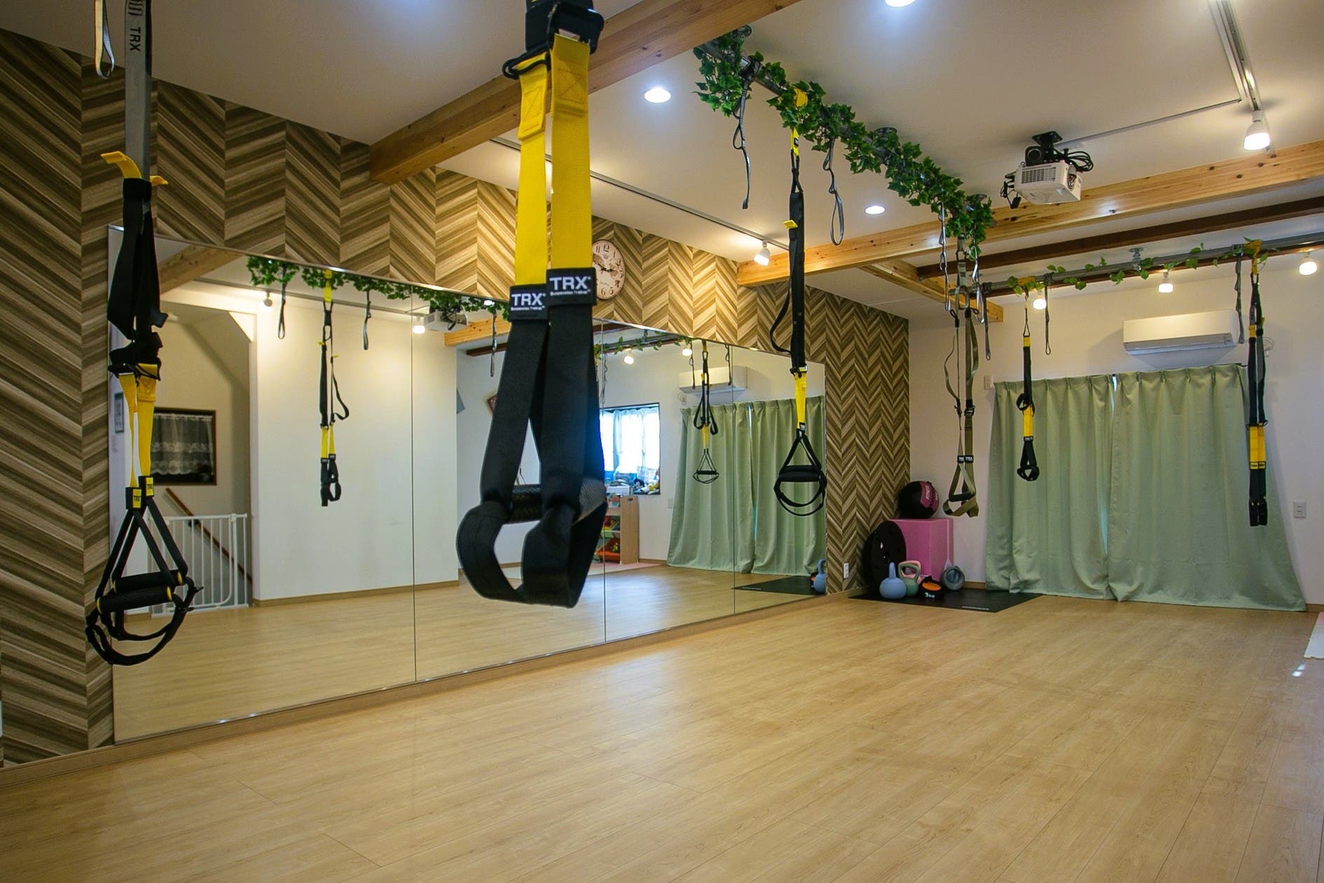 子連れOK！鏡張り！TRX＆ハンモックヨガができるフィットネス空間！各種トレーニングツール完備！の写真6
