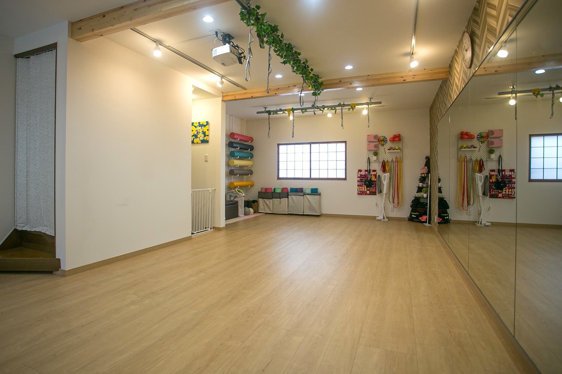 子連れOK！鏡張り！TRX＆ハンモックヨガができるフィットネス空間！各種トレーニングツール完備！の写真8