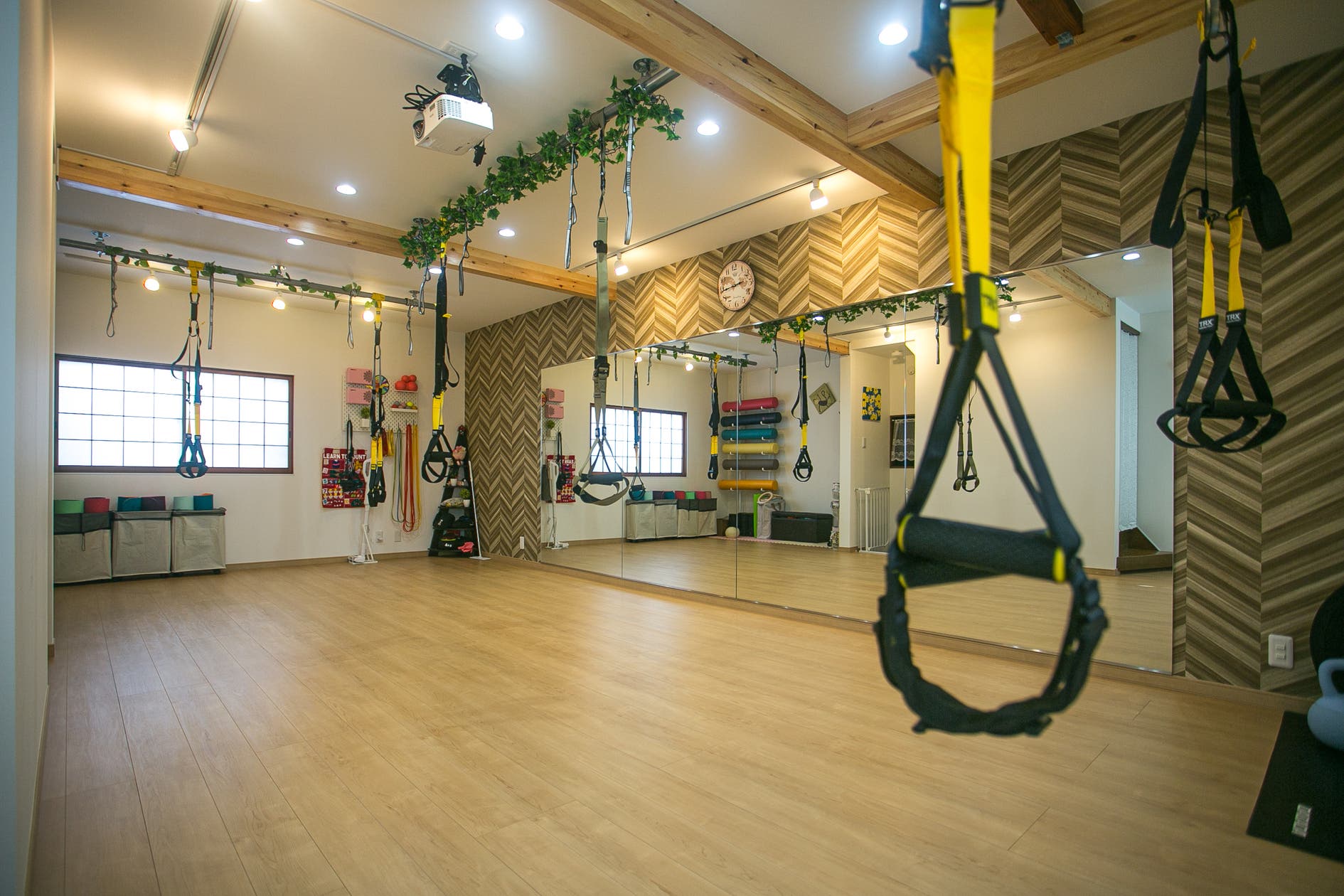 子連れOK！鏡張り！TRX＆ハンモックヨガができるフィットネス空間！各種トレーニングツール完備！の写真5