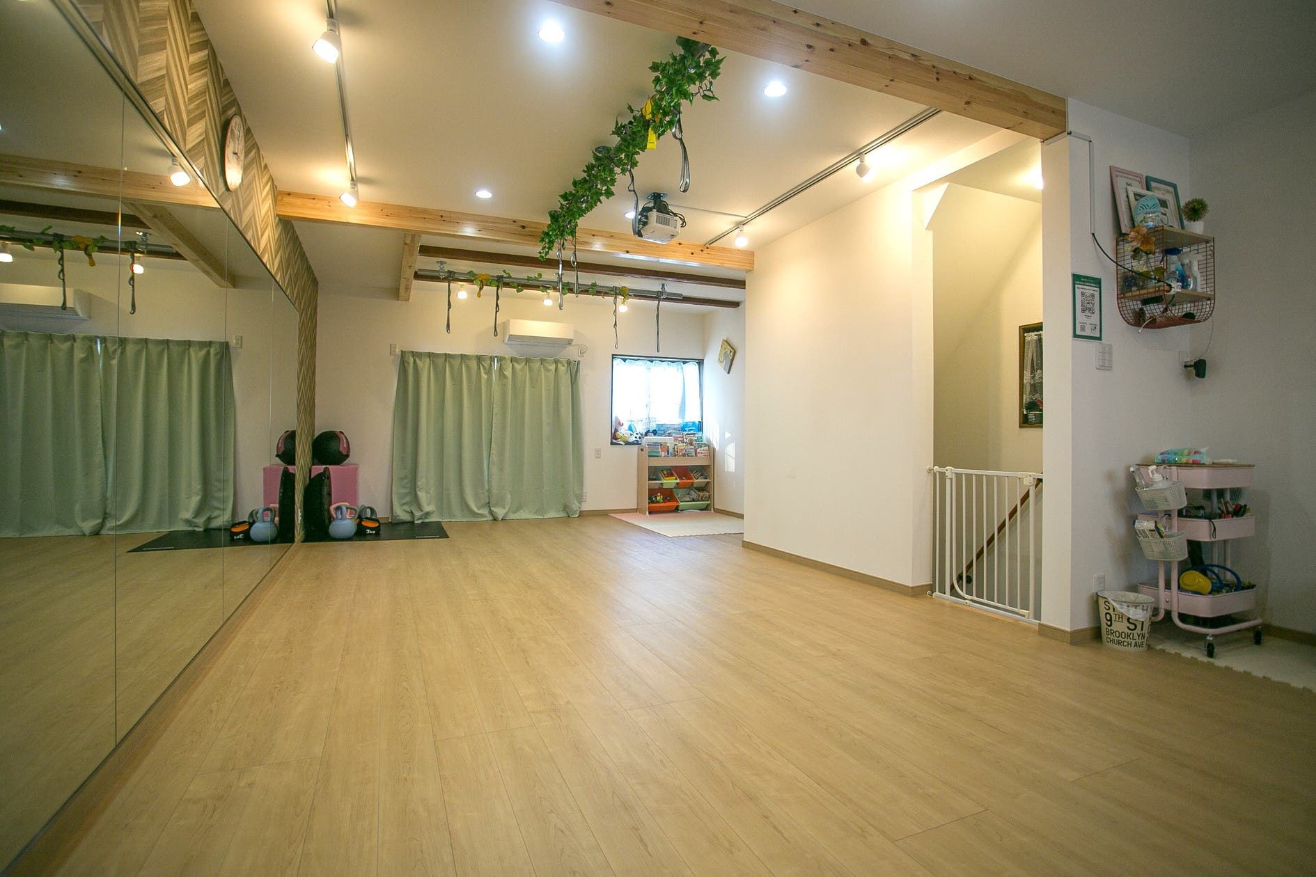 子連れOK！鏡張り！TRX＆ハンモックヨガができるフィットネス空間！各種トレーニングツール完備！の写真7