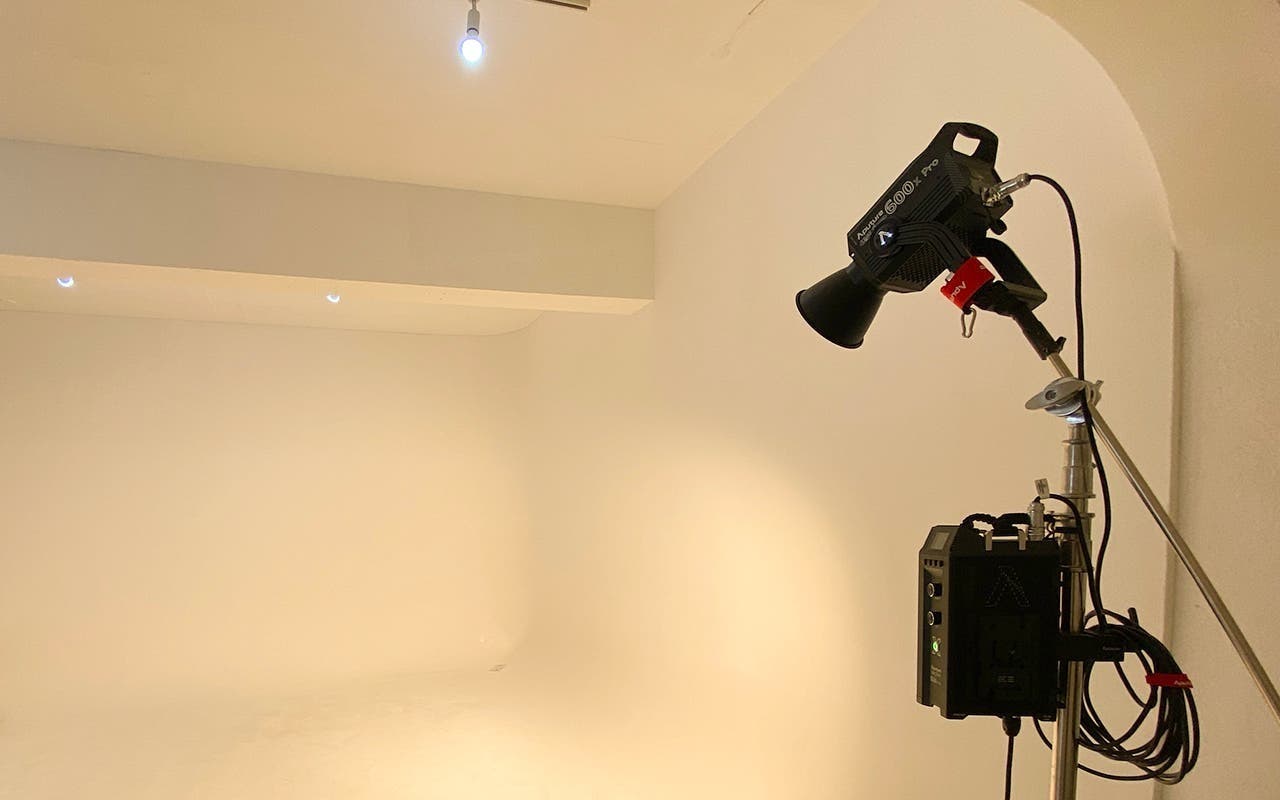 撮影機材無料&広いスペース 3面Rの本格白ホリゾント【N1スタジオ】神楽坂に天高3.5m/80㎡ モルタル床あり&レトロな倉庫の写真13