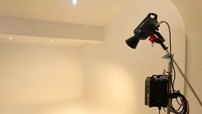 撮影機材無料&広いスペース 3面Rの本格白ホリゾント【N1スタジオ】神楽坂に天高3.5m/80㎡ モルタル床あり&レトロな倉庫の写真13