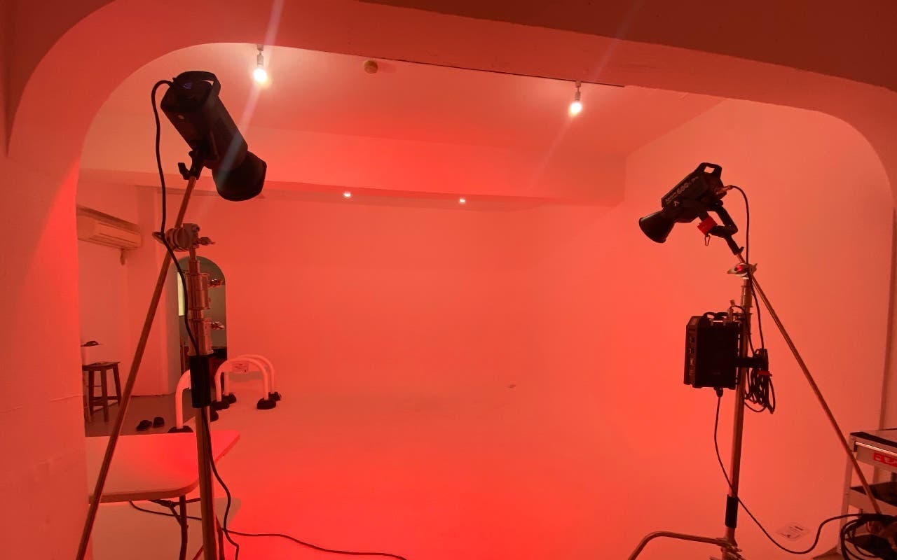 撮影機材無料&広いスペース 3面Rの本格白ホリゾント【N1スタジオ】神楽坂に天高3.5m/80㎡ モルタル床あり&レトロな倉庫の写真14