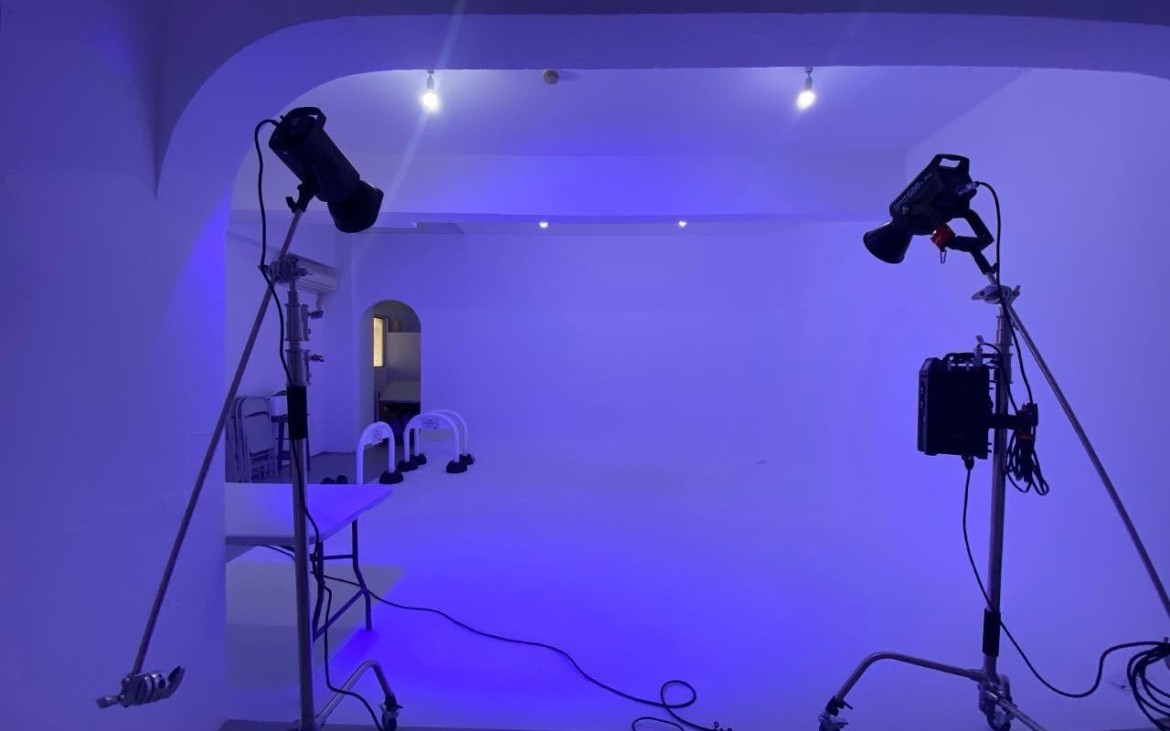 撮影機材無料&広いスペース 3面Rの本格白ホリゾント【N1スタジオ】神楽坂に天高3.5m/80㎡ モルタル床あり&レトロな倉庫の写真15