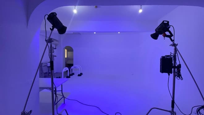 撮影機材無料&広いスペース 3面Rの本格白ホリゾント【N1スタジオ】神楽坂に天高3.5m/80㎡ モルタル床あり&レトロな倉庫の写真15