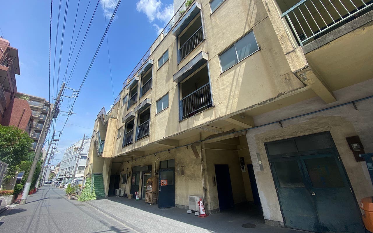 撮影機材無料&広いスペース 3面Rの本格白ホリゾント【N1スタジオ】神楽坂に天高3.5m/80㎡ モルタル床あり&レトロな倉庫の写真16