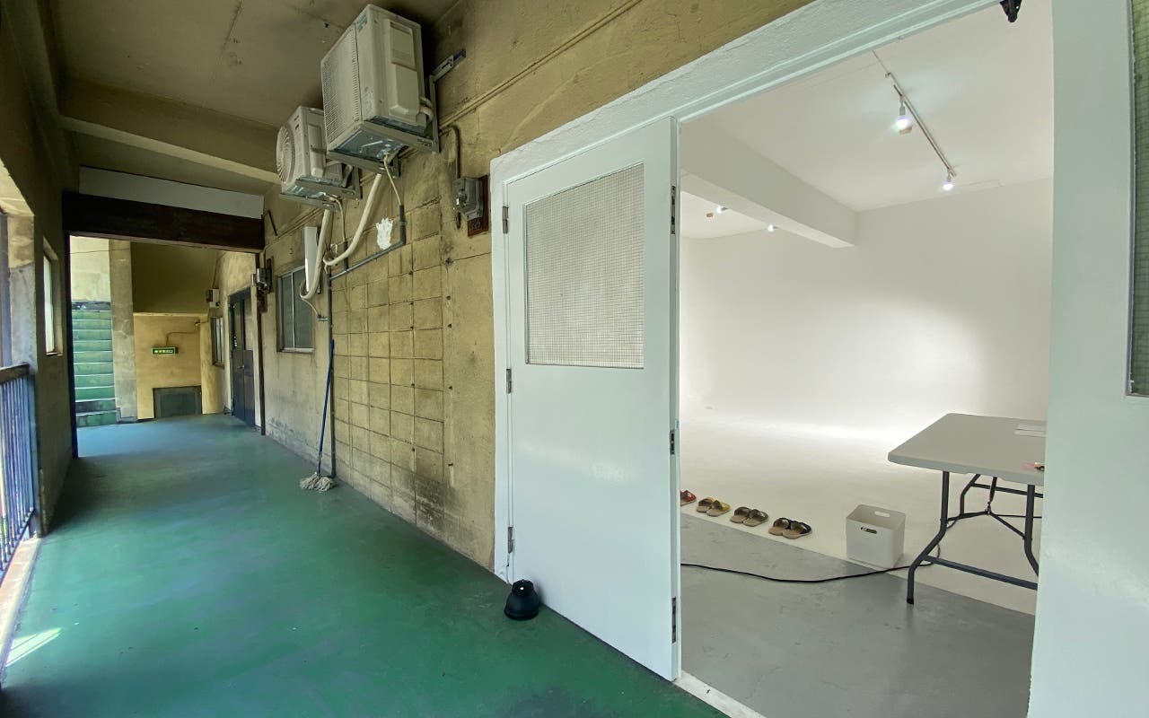 撮影機材無料&広いスペース 3面Rの本格白ホリゾント【N1スタジオ】神楽坂に天高3.5m/80㎡ モルタル床あり&レトロな倉庫の写真17