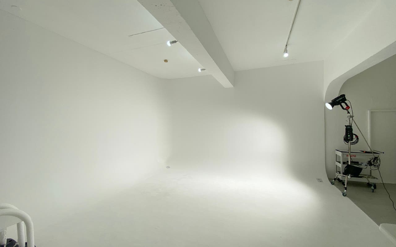 撮影機材無料&広いスペース 3面Rの本格白ホリゾント【N1スタジオ】神楽坂に天高3.5m/80㎡ モルタル床あり&レトロな倉庫の写真19