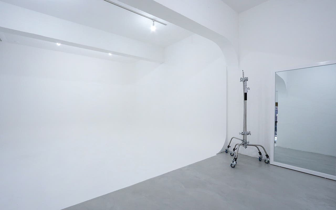 撮影機材無料&広いスペース 3面Rの本格白ホリゾント【N1スタジオ】神楽坂に天高3.5m/80㎡ モルタル床あり&レトロな倉庫の写真20