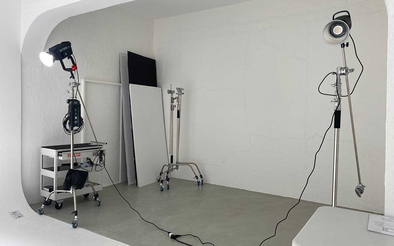 撮影機材無料&広いスペース 3面Rの本格白ホリゾント【N1スタジオ】神楽坂に天高3.5m/80㎡ モルタル床あり&レトロな倉庫の写真18