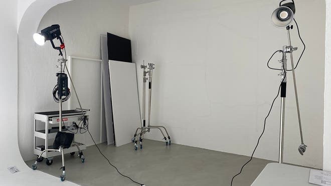 撮影機材無料&広いスペース 3面Rの本格白ホリゾント【N1スタジオ】神楽坂に天高3.5m/80㎡ モルタル床あり&レトロな倉庫の写真18