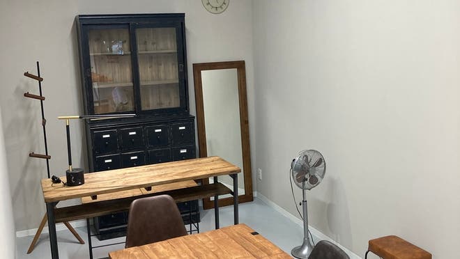 サロン ダイニングテーブルとカウンターテーブルがあるリビングスタイルのオープンスペースの写真2