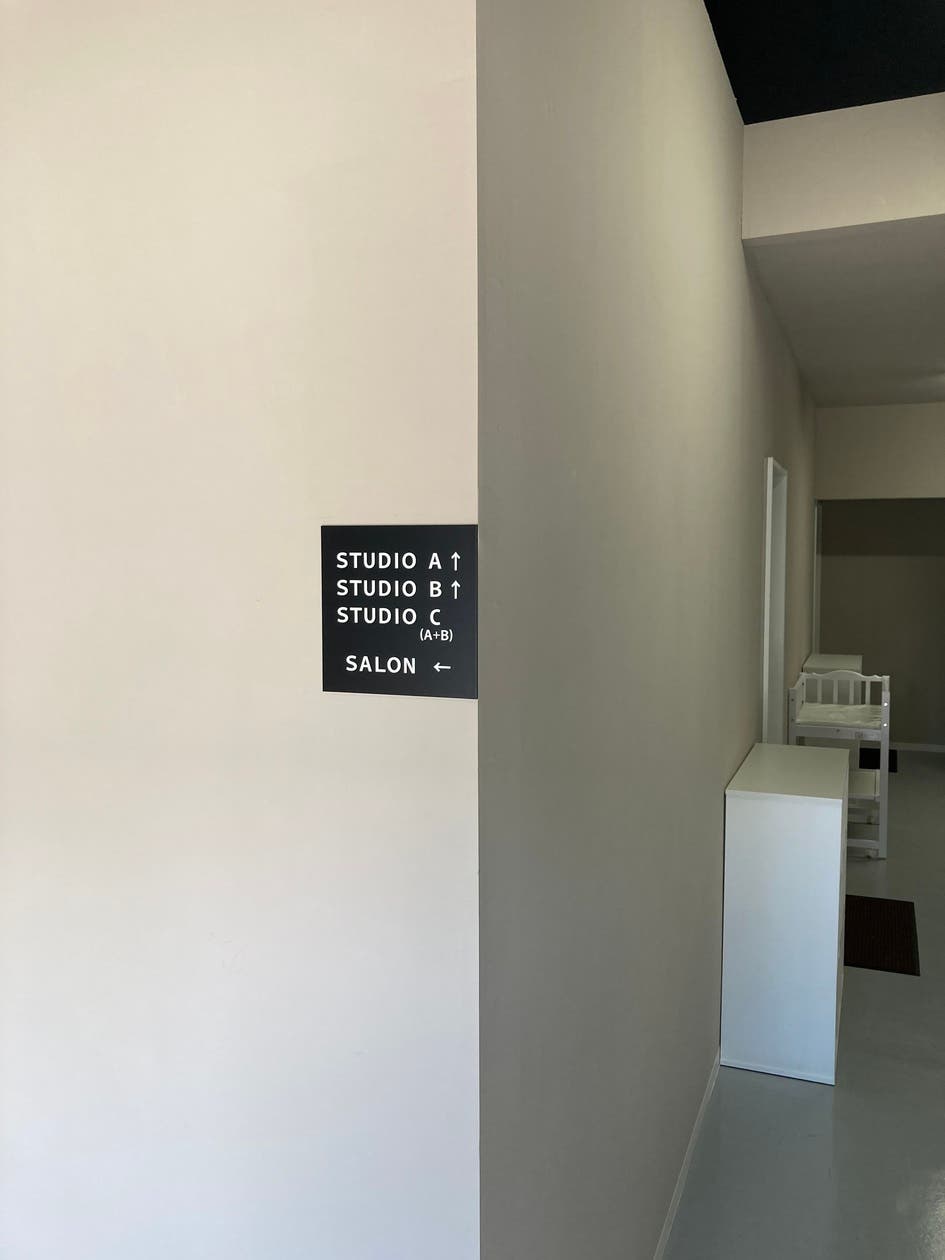 サロン　ダイニングテーブルとカウンターテーブルがあるリビングスタイルのオープンスペースの写真11